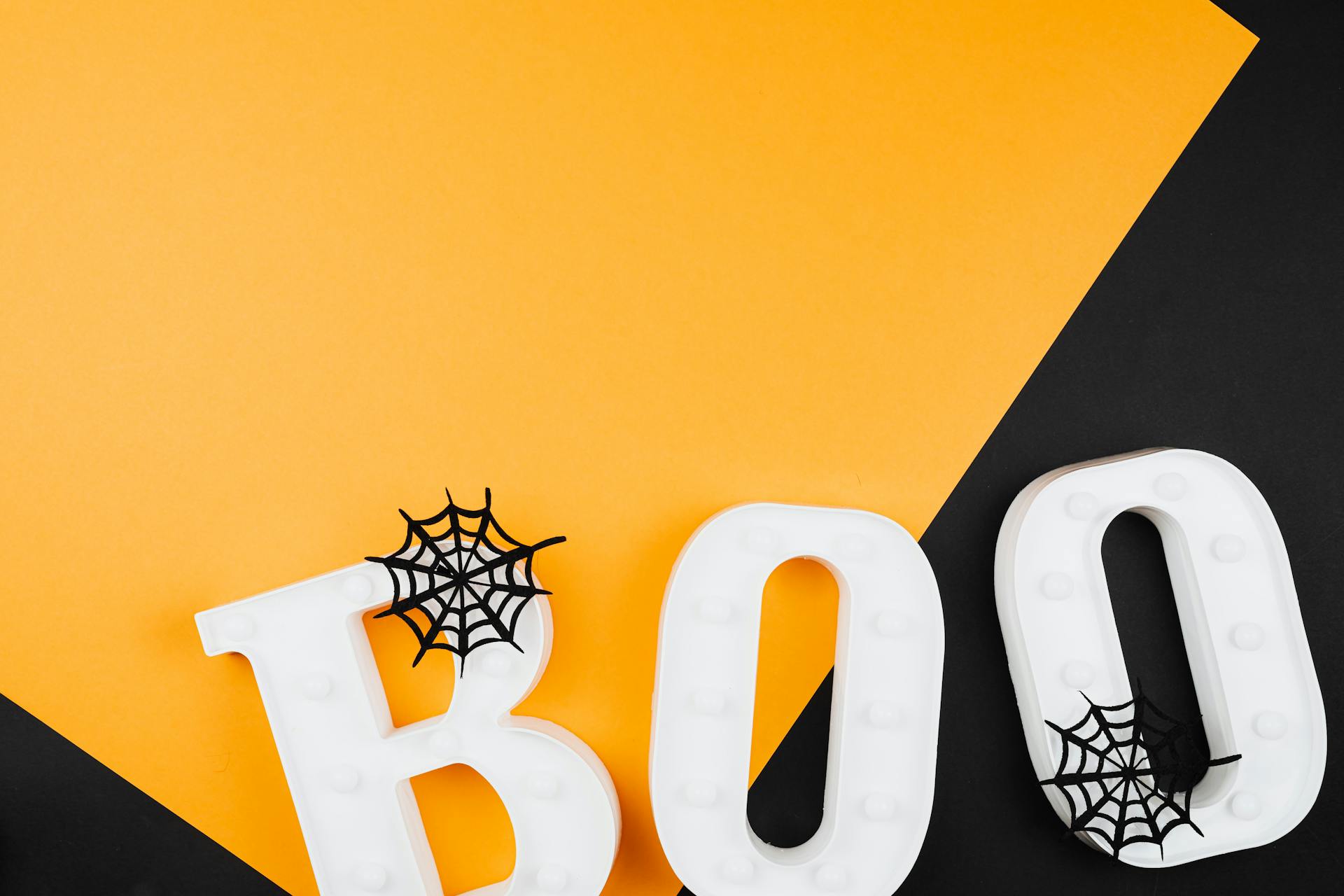 Spooky Sums & Scary Shapes: Maths Puzzles for Halloween Fun