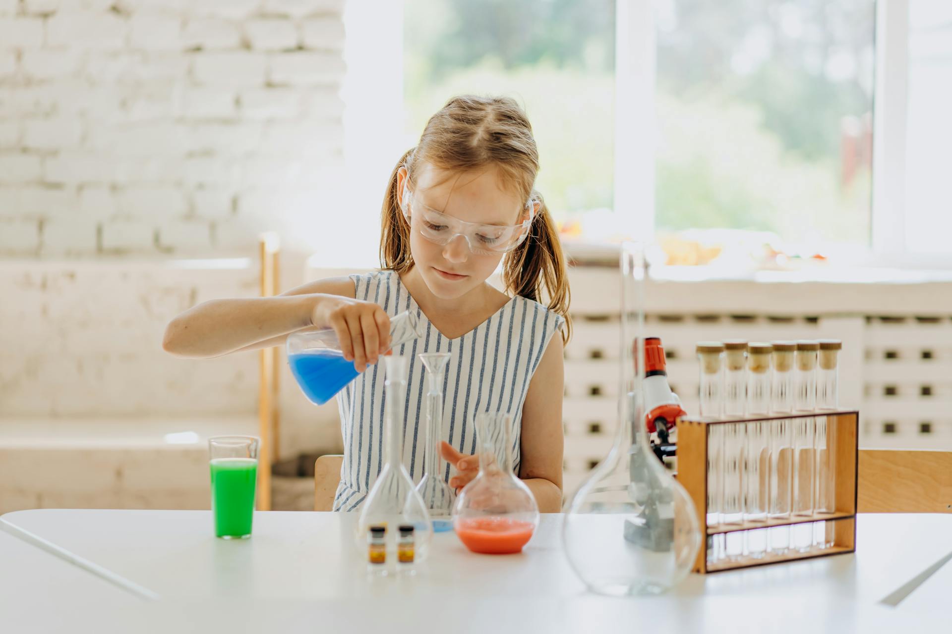 Simple Science Experiments: Fun Activities for Scientists